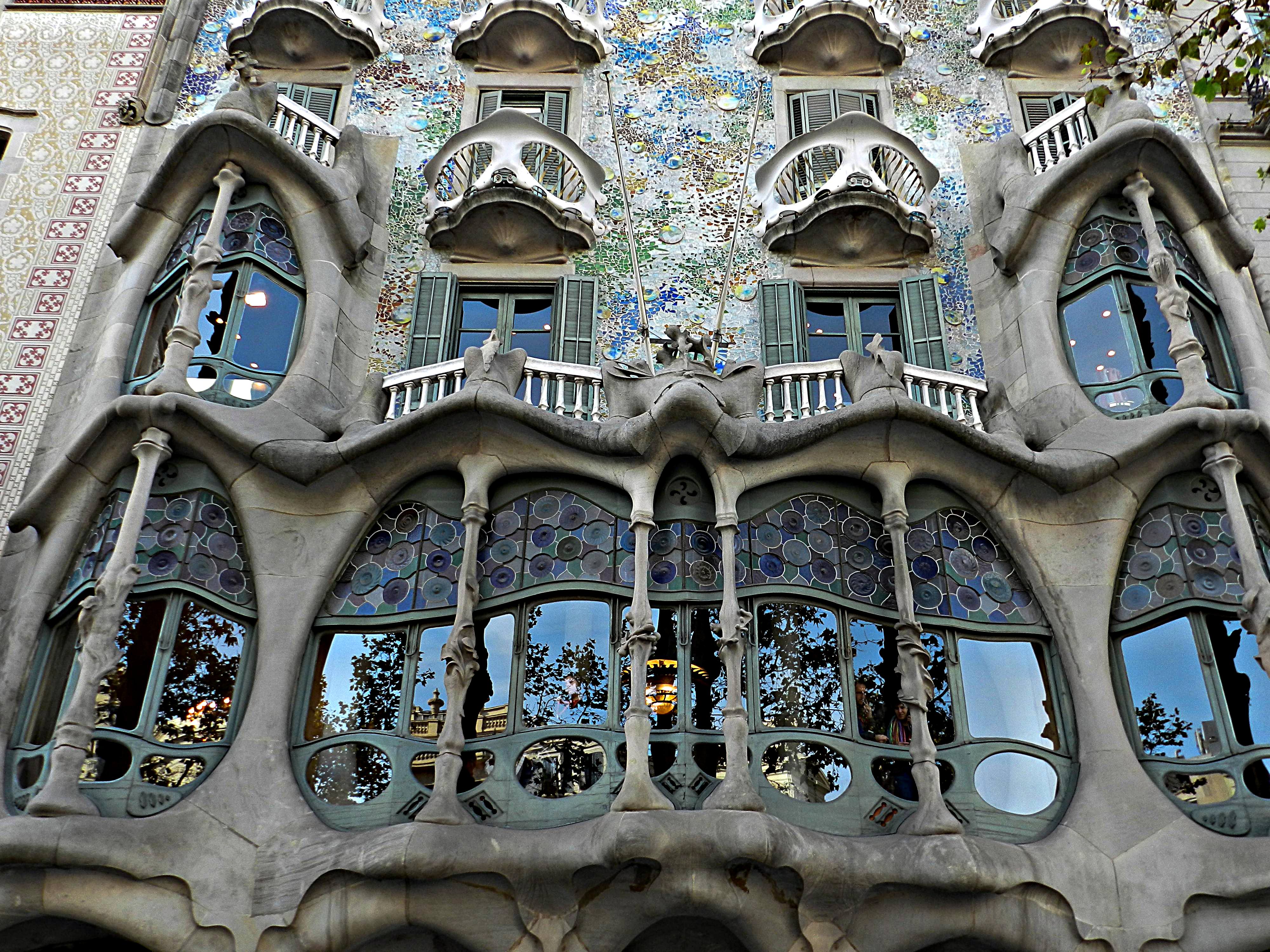 ️ Tour de Antonio Gaudi: La Pedrera y Casa Batllo | Tour Travel & More
